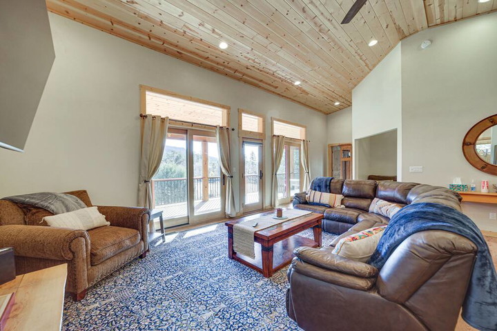 'Lavender Lodge' Mountain-view Pine Cabin W/ Deck - Strawberry, AZ