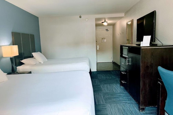 Deluxe Two Queen Room With Balcony, Free Breakfast And Parking Near The Pier - Long Beach