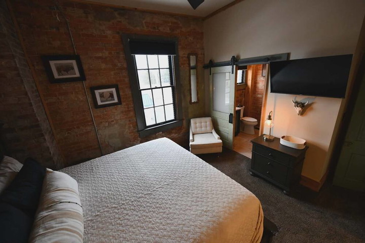 Cozy 1-bedroom Apartment In A 160 Year Old Historic Downtown Location. - New Castle, IN