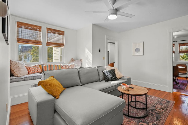 Updated, Historic District, Walk To Waterfront. Pet-friendly! Sleeps 12 - Warwick, RI