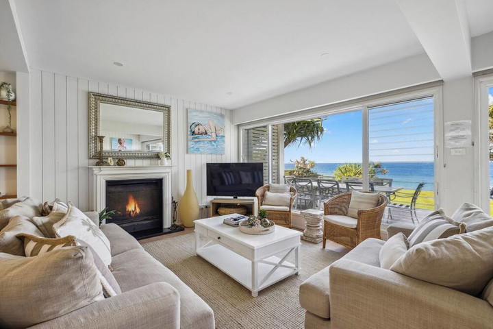 Hampton On The Beach - Absolute Beachfront, Pet-friendly, Family Beach House - Coffs Harbour