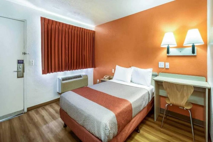 1 Queen Bed | Youngtown - Sun City, AZ