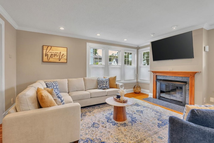 Serenity Retreat | Hot Tub + Fire Pit | Walk Downtown - Hartford, CT