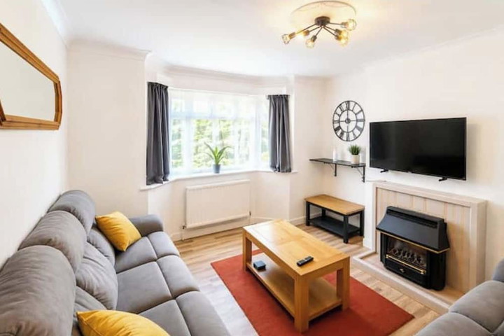 Entire 3-bed Home With Parking Near Uni & Hospital - Godalming