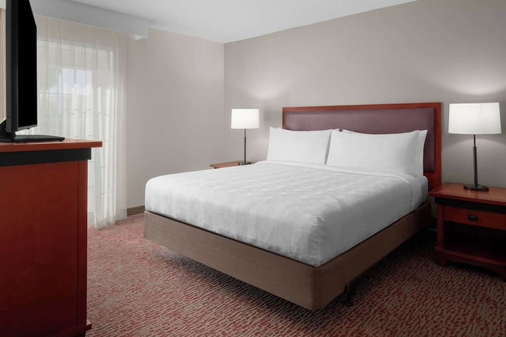 Central Location: 1br Suite W/ Full Kitchen And Separate Living, Sleeping Areas - Saratoga, CA