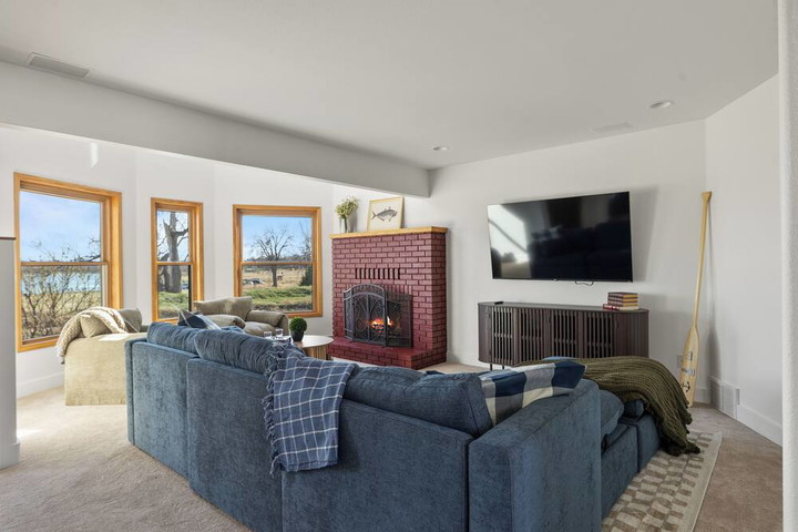 The Lakehouse: Pool, Theater, Game Room, Lakefront - Billings, MT