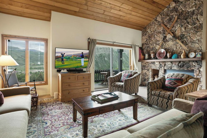 Wonderfully Spacious Cabin, Community Pool & Hot Tub - Avon, CO