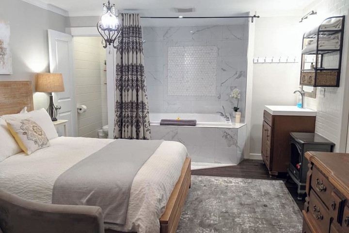 1-room Suite, Queen Bed, Accommodates 2 Guests - Harrison Hot Springs