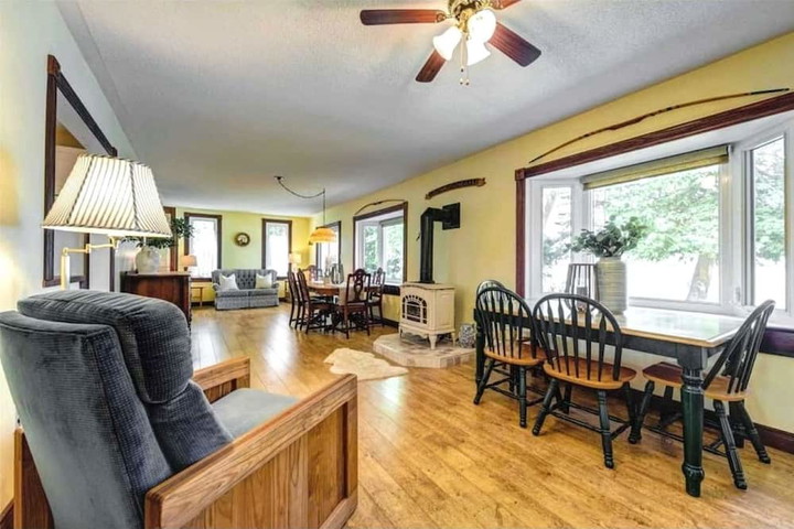Spacious Family Cottage With Stunning Sunset Views On Sturgeon Lake, Near Bobcaygeon, Ontario - Lindsay