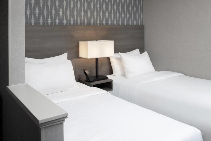 Pet Friendly Modern Room In Back Bay Boston | Near Museum Of Fine Arts - 0.6 Mi - Boston, MA