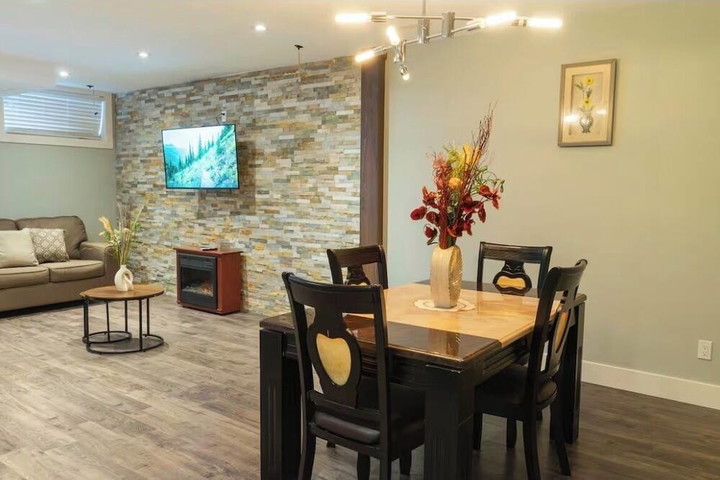 Modern Cozy Executive Suite With Private Entrance - Ontario
