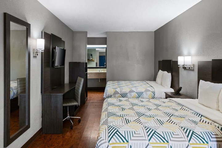 Deluxe 2 Queen Bed|fridge|mic Wifi - Millbrook, AL