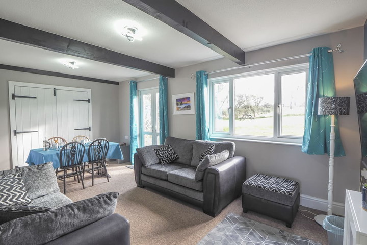 Family Friendly, Dog Friendly Cottage, Seasonal Outdoor Heated Pool, Footgolf Course, Games Field. - Cardigan