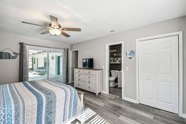 Relax In The Covered "Heart" Pool & Hot Tub, Local Dining, Min Dt And Beaches - Crescent Beach, FL
