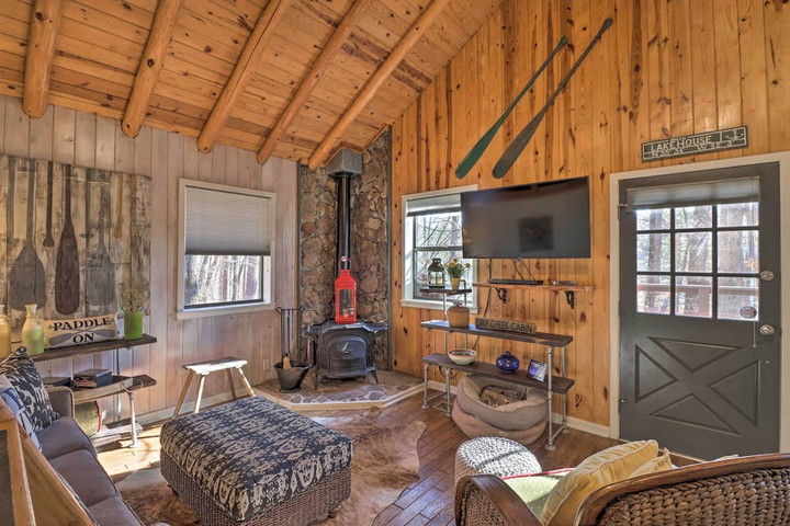 Scenic Greers Ferry Cabin W/ Deck + Fire Pit! - Heber Springs, AR