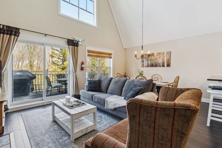 225 Snowbridge: Free Shuttle To Blue - Ontario
