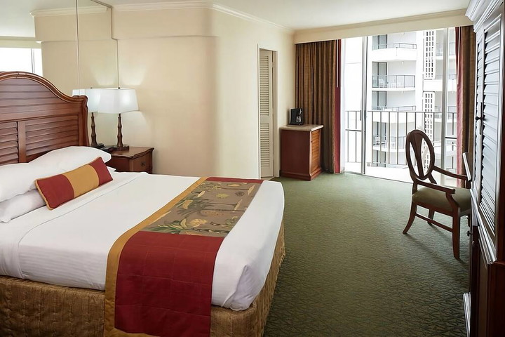 On Beautiful Waikiki Beach! Pool, Spa, 3 On-site Restaurants, Water Activities - Honolulu, HI