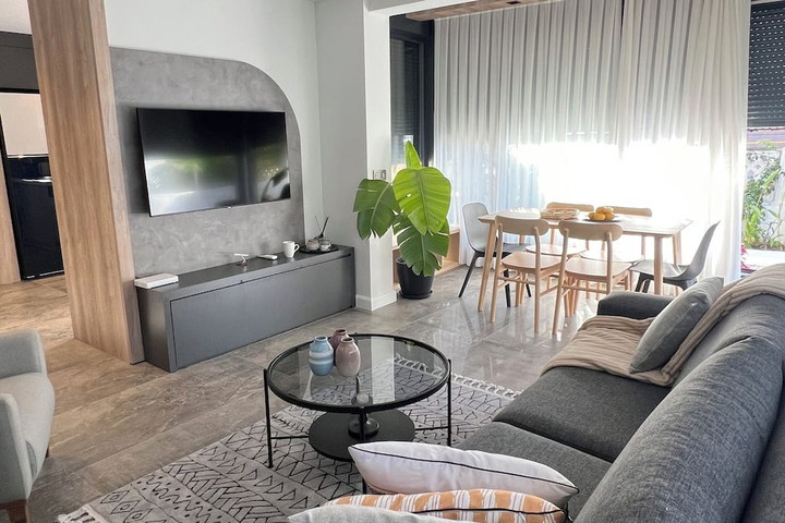 Charming Beachside Apartment With Private Garden - Side