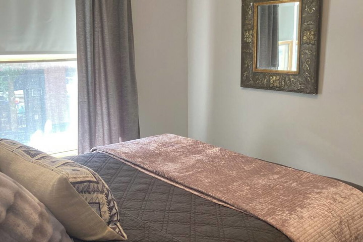 Five Bedroom - 3 Bath - Sleeps 12 - Chicago