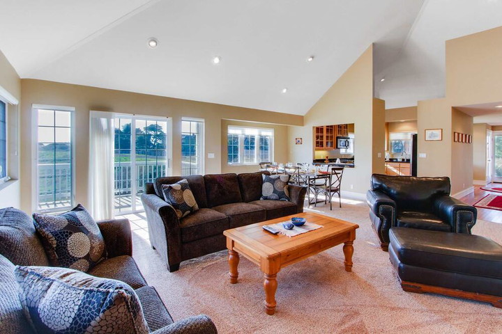Charming Home With Tranquil & Private Deck - One Block To Beach - Bandon, OR