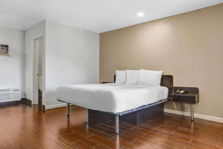 1 King Bed|nsmk|micfridge|sofa-bed - Ukiah, CA