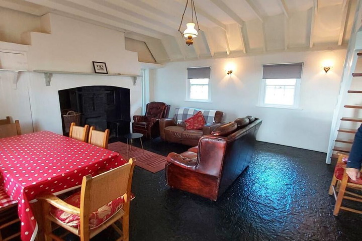 Corofin Lake Cottage No 2 - A Two Story That Sleeps 8 Guests In 4 Bedrooms - Clare County