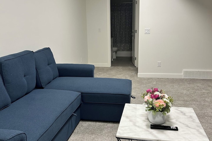 Cozy One Bedroom Basement Suite.    Just 18 Mins From Yyc Airport - Airdrie
