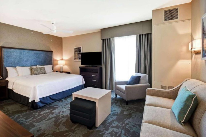 Near Salt Lake City Airport + Free Shuttle & Pool - Salt Lake City, UT