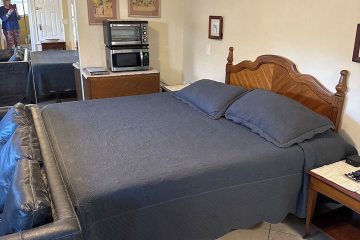 Master Suite Your Privacy Our Pleasure! King Bed, Jacuzzi Tub, Private Entrance - Fort Walton Beach, FL