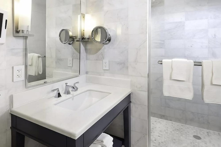 Direct Beach Access! 4 Spacious Units, Swimming Pools For Adults And Kids! - South Beach, FL