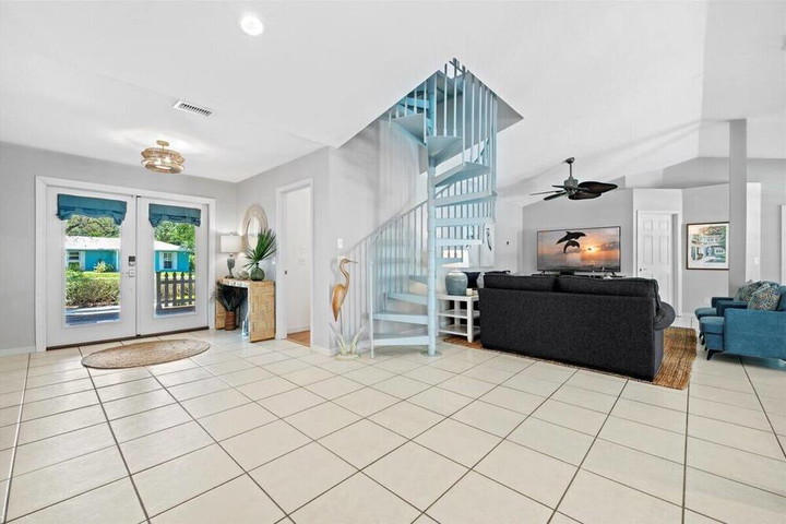 Pool House 1/2 Mile From Downtown Stuart - Stuart, FL