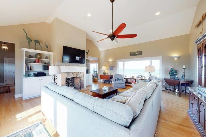 Oceanfront Stunner W/ Kayaks, Beach Gear, Fireplace, Amazing Water Views & Pond - Portsmouth, NH