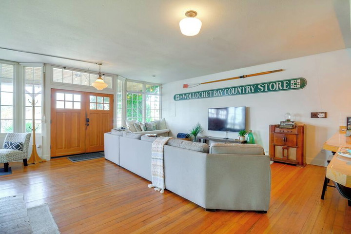 Gig Harbor Historical Beach House In Wollochet Bay - Tacoma, WA