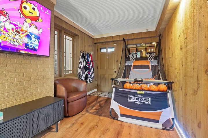 1920s Cottage With Hot Tub, Fire Pit And Game Room - Rockford, IL