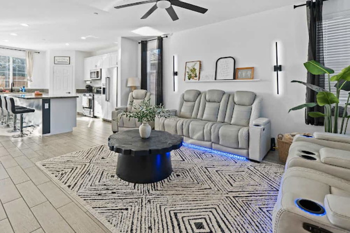 Lovely 4-bedroom Pool House In North Fontana - Fontana, CA