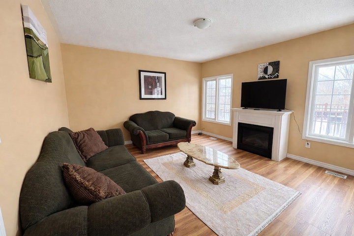 Private Queen Bedroom W/ Workspace & Dresser, 2.5 Bathshared Home - Brampton