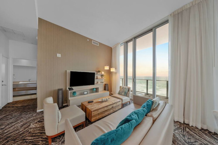 Stylish Oceanview Condo. Balcony, Infinity Pools & Beach Access - Dania Beach, FL