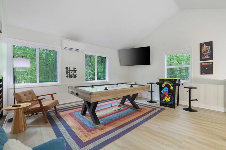 Chalet | Hot Tub | Firepit | Game Loft - East Stroudsburg, PA