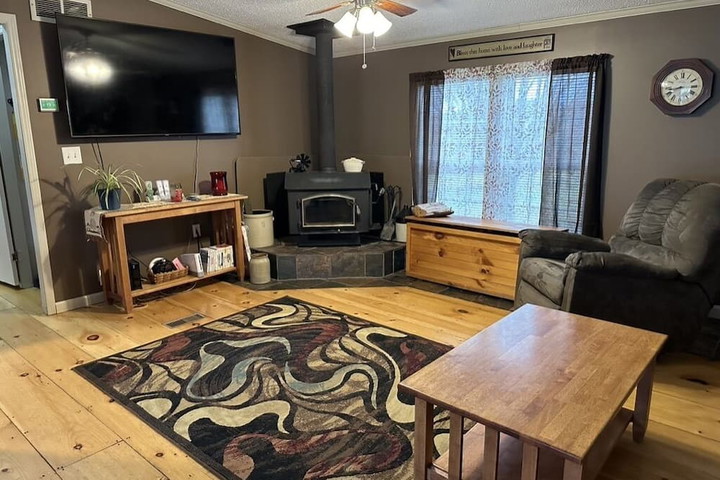 Cozy Summer Retreat With Great Pet  Yard And Upgrades! Close To  Hiking Areas! - Bennington, VT