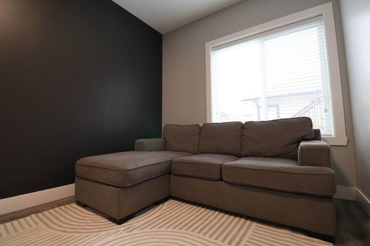 Modern 3br W/ Patio + Fireplace | Self Check-in - Abbotsford