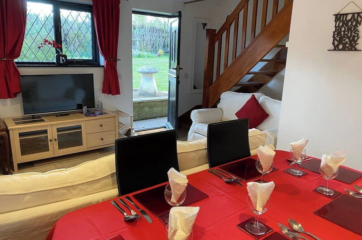 Thatched Cottage With Hot Tub, Games Room, And Garden Ideal For Romantic Breaks Or Family Escapes - Brockenhurst