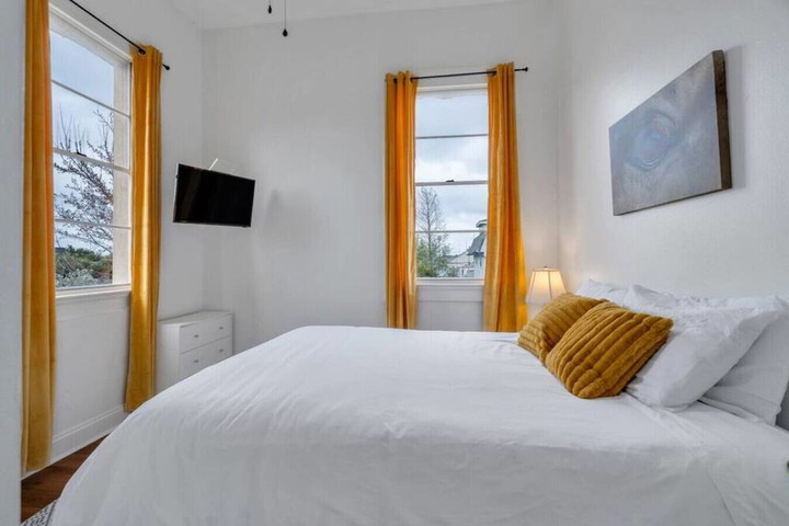 Cozy 3 Bedroom Hideaway In Hotel W/ Pool Access Near Fq - New Orleans, LA
