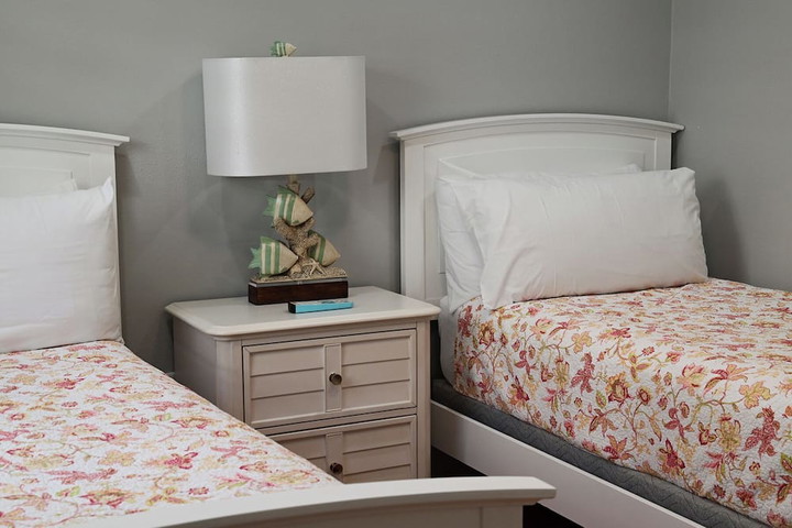 Family Friendly 2 Bedroom 1 Bathroom With Private Courtyard - Anna Maria, FL