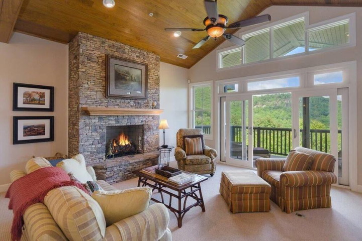Amazing Mountain Views From This Wonderful Old Edwards Club Condo - Highlands, NC