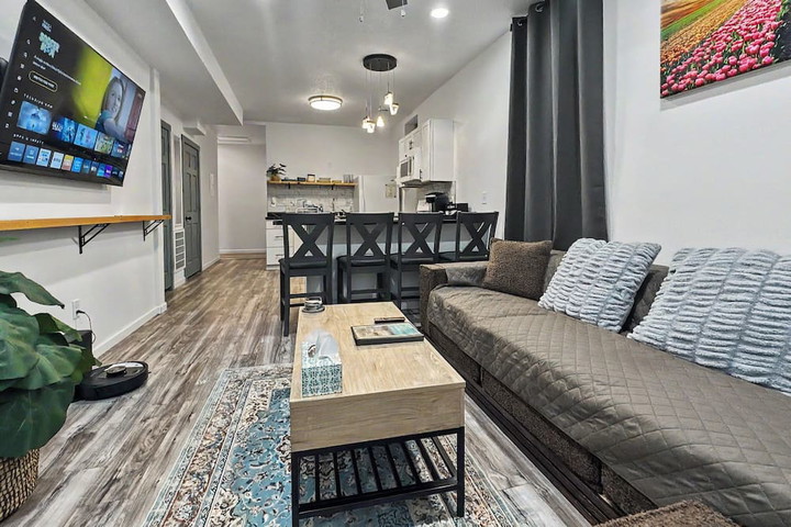 1103#203 / Downtown Oasis: En-suite Master - Dubuque, IA