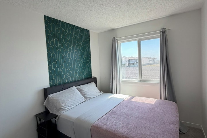 Haverim's Retreat-4bedroom/3.5bathrooms/ac/8beds/12-13 Guests/backyard/2garage - Edmonton