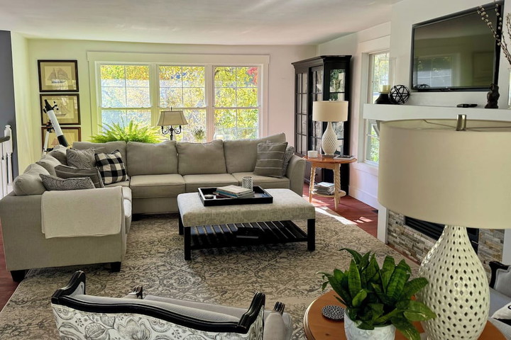 Spacious Country Retreat W/pool 10 Minutes To Downtown Madison! Pet Friendly! - Madison, WI