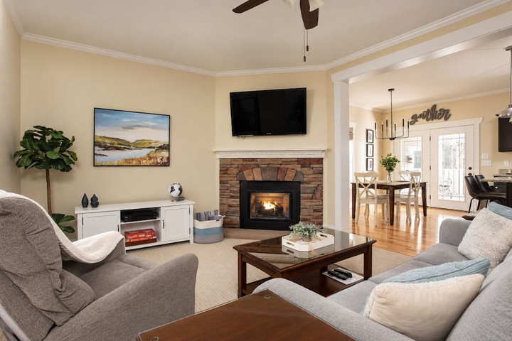 Private Hot Tub & Fireplace, 2 Miles From Asheville - Asheville