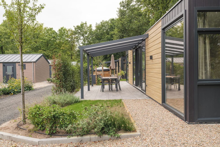 Rosendael: Stylish Holiday Home For 4 With Air Conditioning, 2 En-suite Bathrooms (One With Whirlpool Bath, One With Shower And Sun Shower), A Private Hot Tub And Sauna, A Partly Covered Terrace And A Modern Kitchen. Enjoy True Luxury In The Veluwe. - Deventer