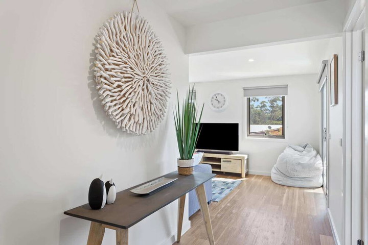 Golf Course Front Stylish Townhouse W/ Pool Access - Phillip Island